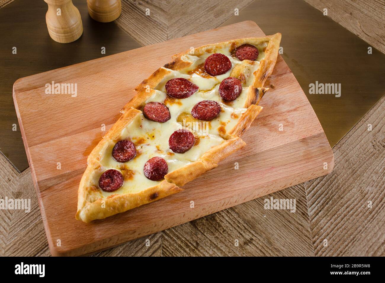 Traditional Turkish Pita Turk Pidesi Sucuk Pide Stock Photo - Alamy