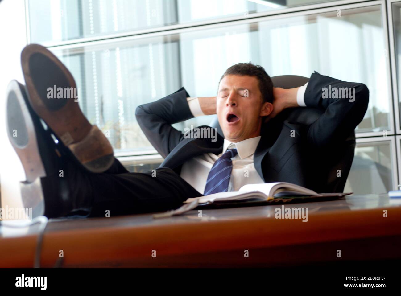 Man yawning desk suit hi-res stock photography and images - Alamy