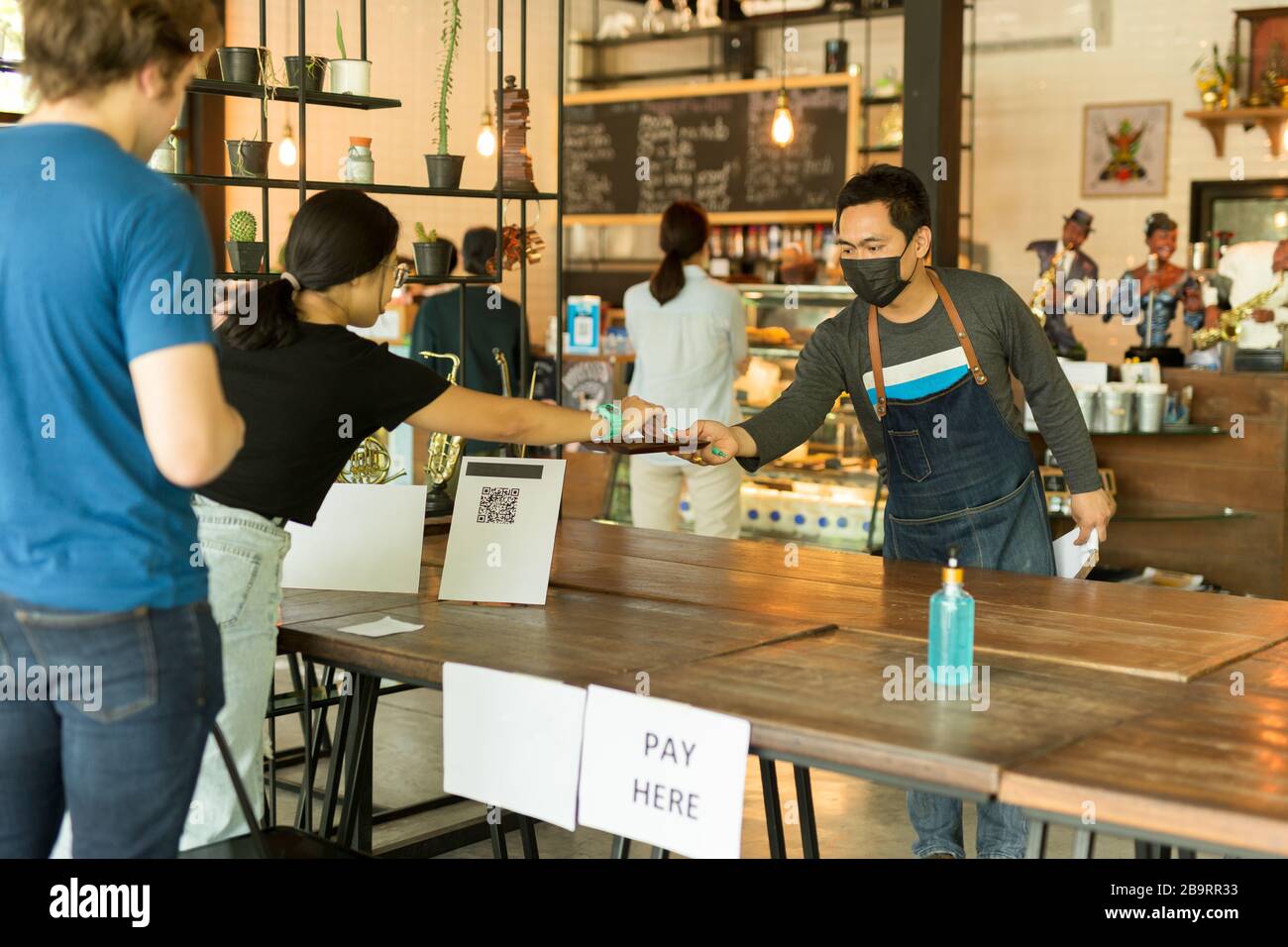 Waitress in chinese restaurant in hi-res stock photography and images ...