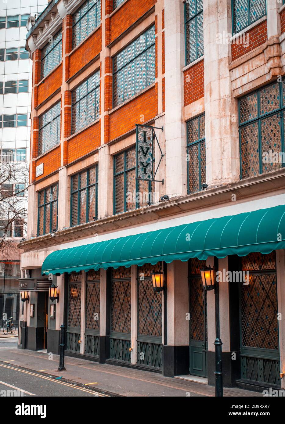 Ivy restaurant london uk hi-res stock photography and images - Alamy