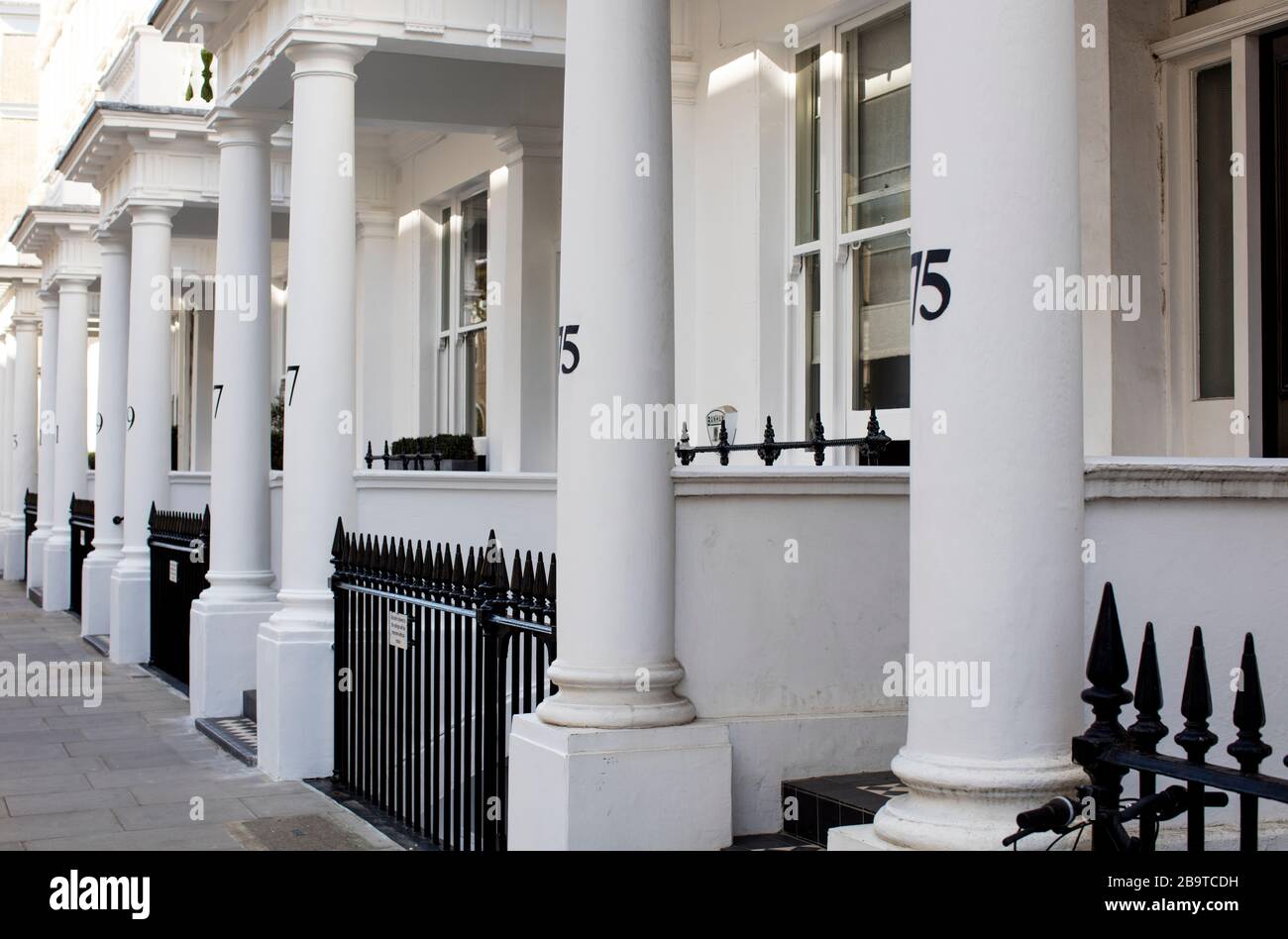 White pillared columns hi-res stock photography and images - Alamy