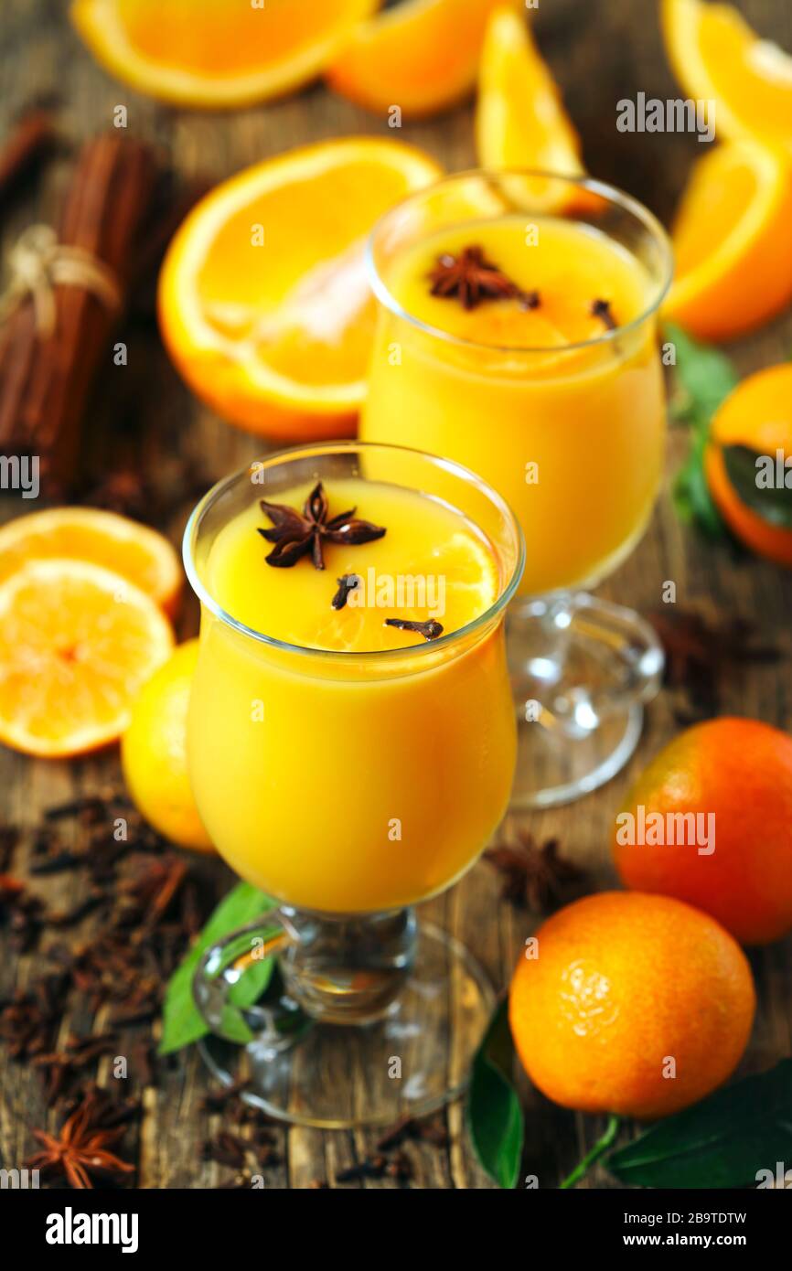 Tangerin and orange with leaf hi-res stock photography and images - Alamy