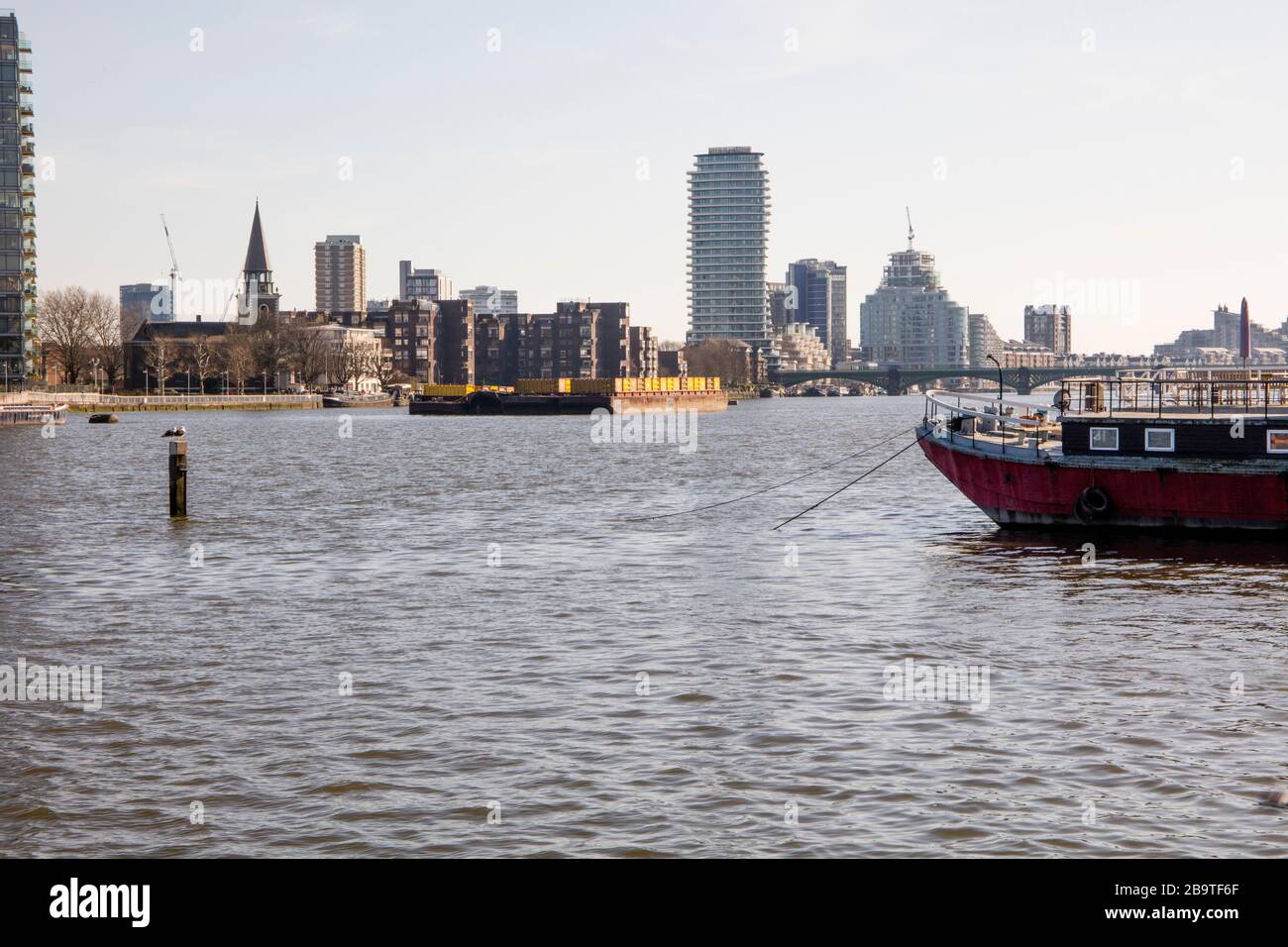 Houseboats moored on Cheyne Wharf, on the River Thames by Chelsea ...