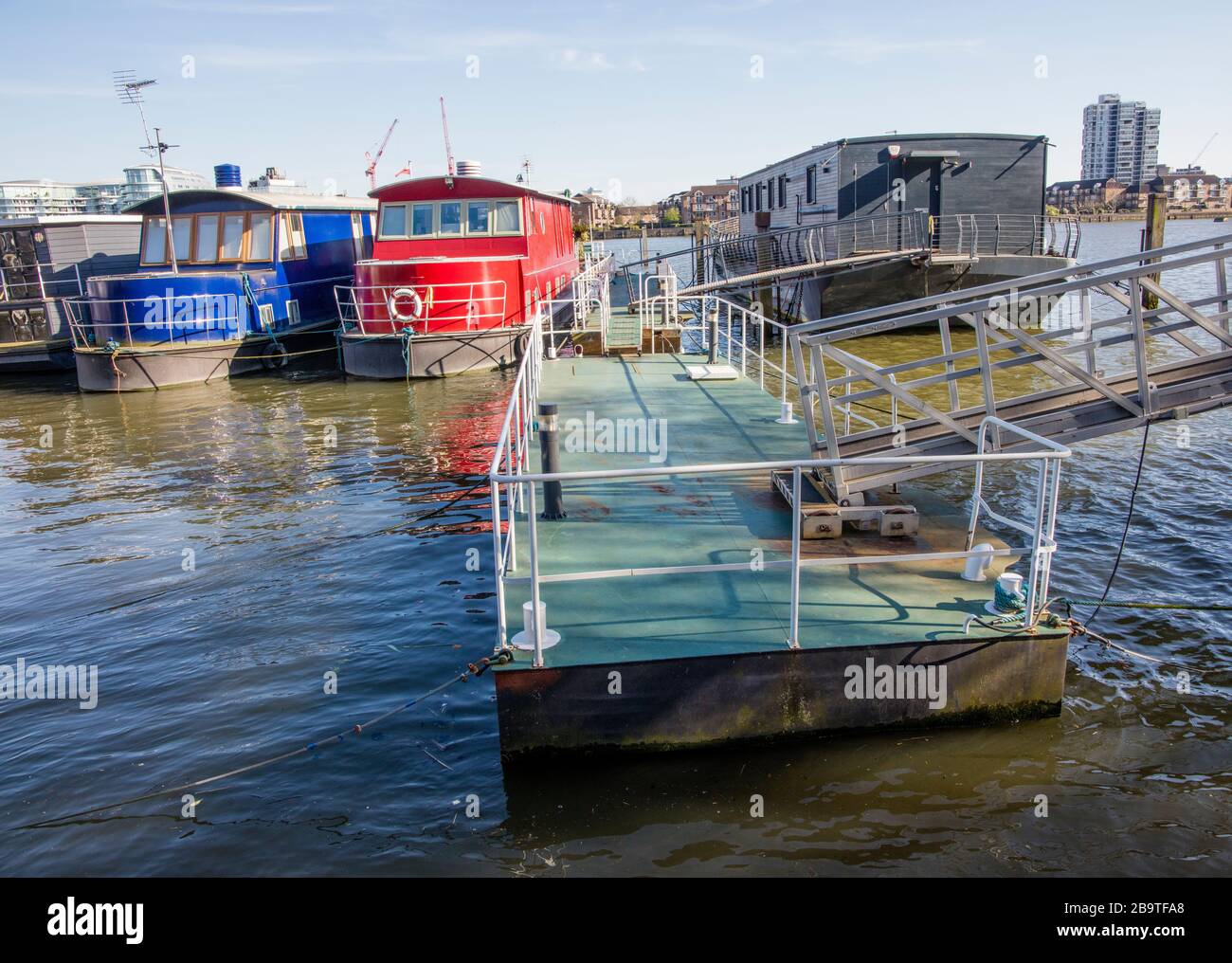 Houseboats moored on Cheyne Wharf, on the River Thames by Chelsea ...