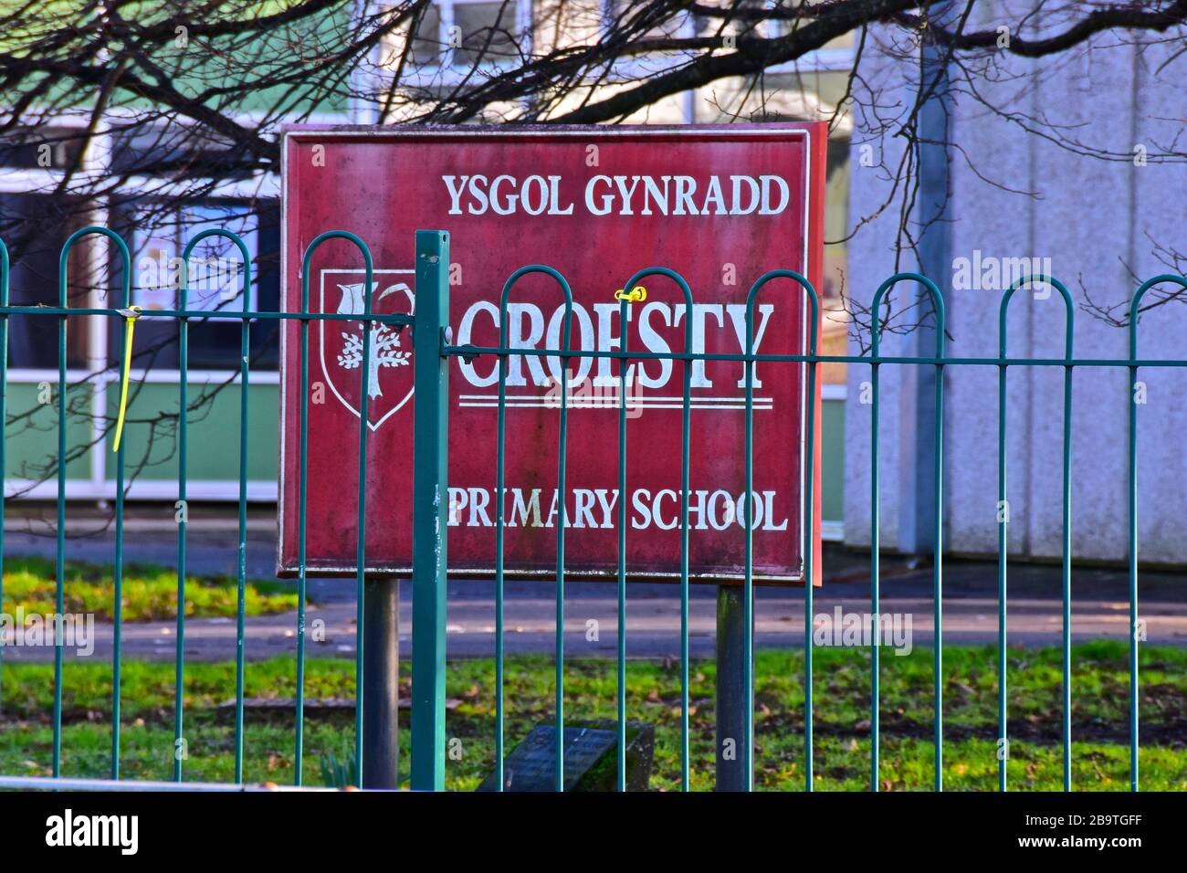 Bilingual school sign hi-res stock photography and images - Alamy