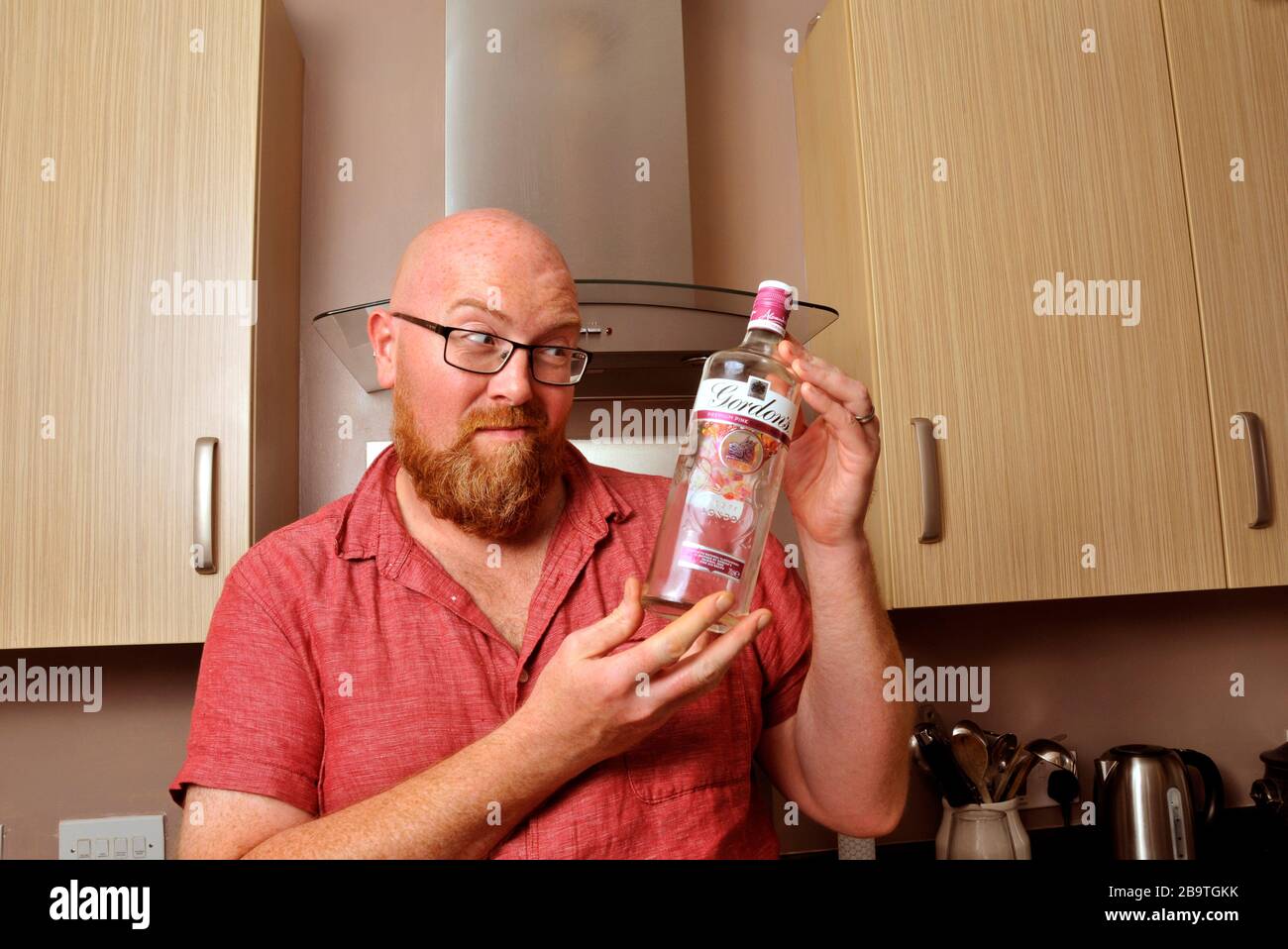 Measure of gin hi-res stock photography and images - Alamy