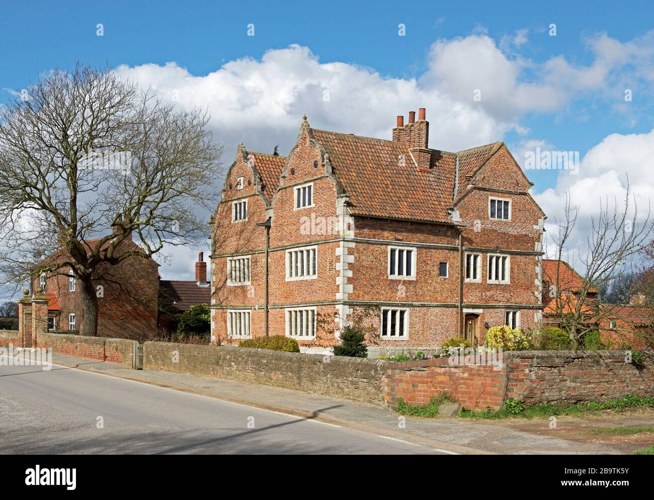 17th century manor house hi-res stock photography and images - Alamy