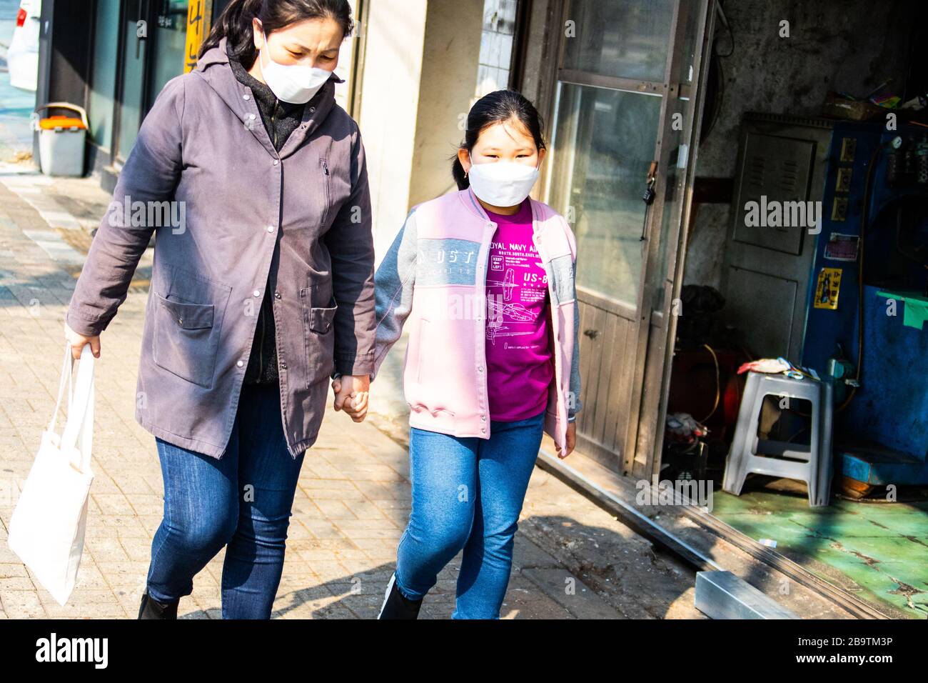 Korean mother with daughter hi-res stock photography and images - Alamy