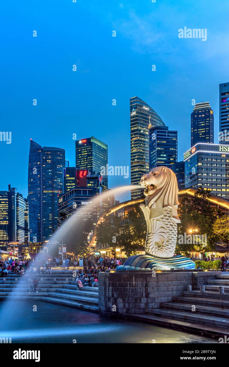 The Merlion statue with city skyline in the background, Marina Bay ...