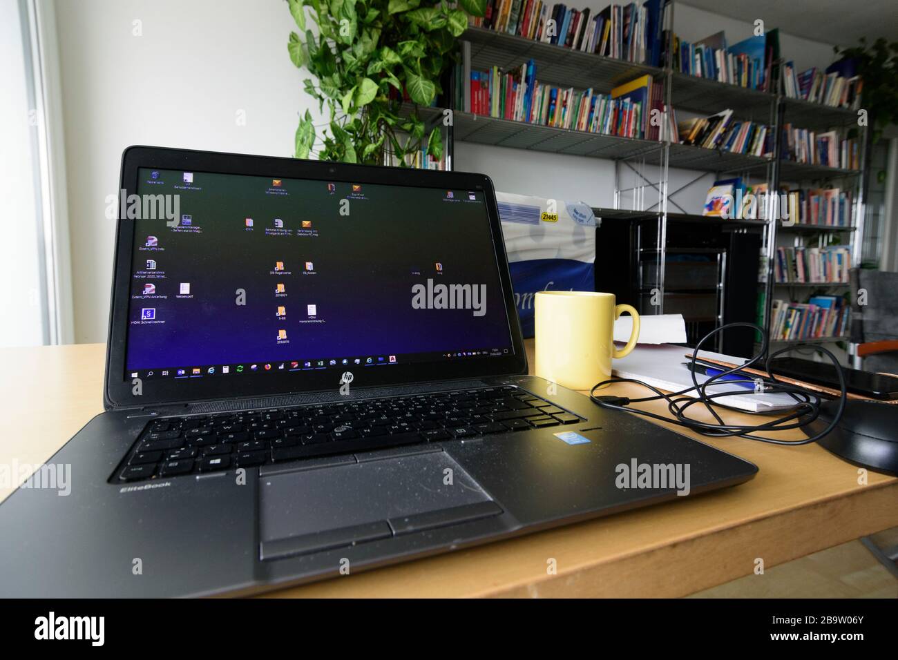 Office toilet hi-res stock photography and images - Alamy