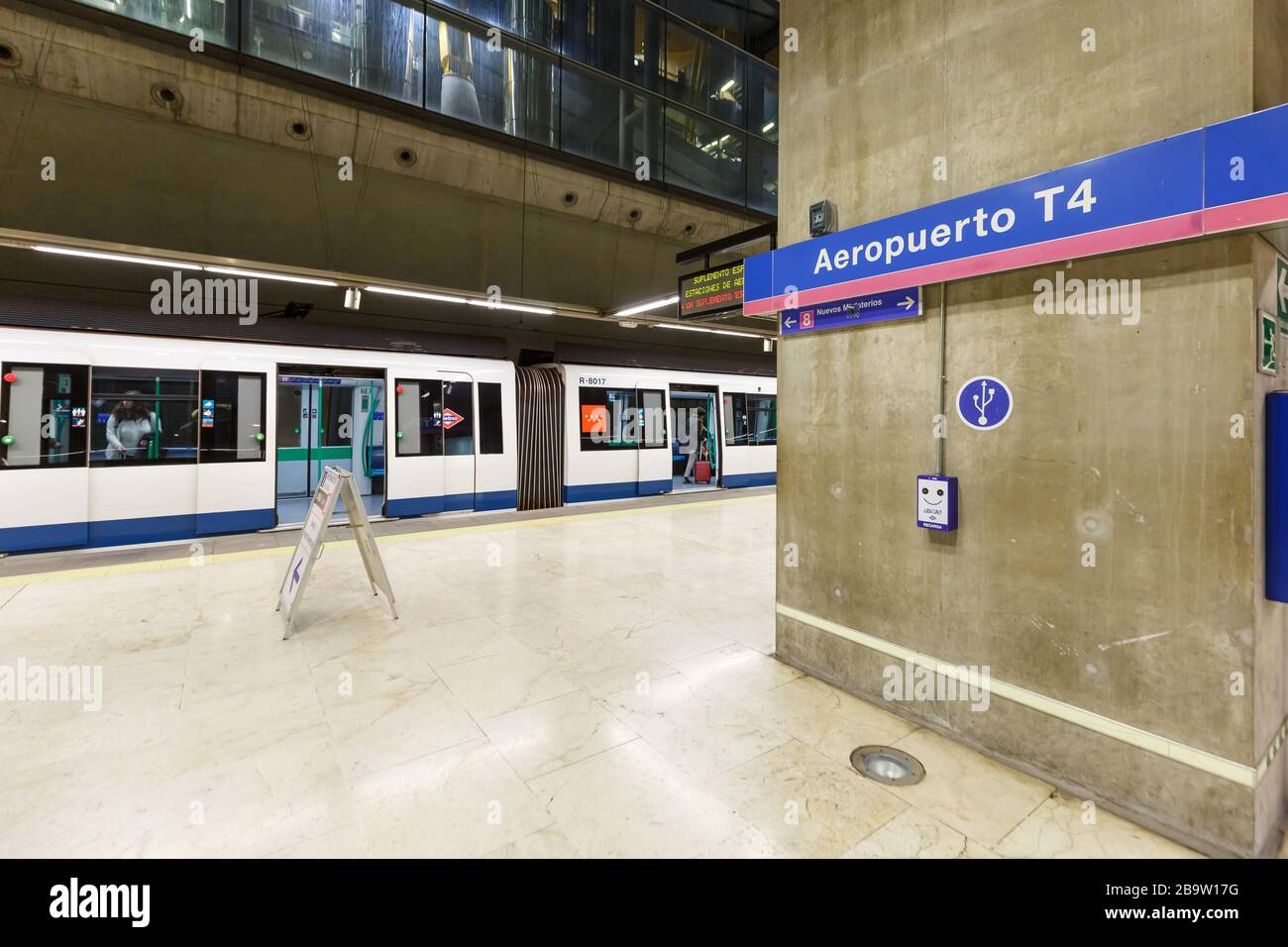 Barajas airport terminal 4 hi-res stock photography and images - Alamy
