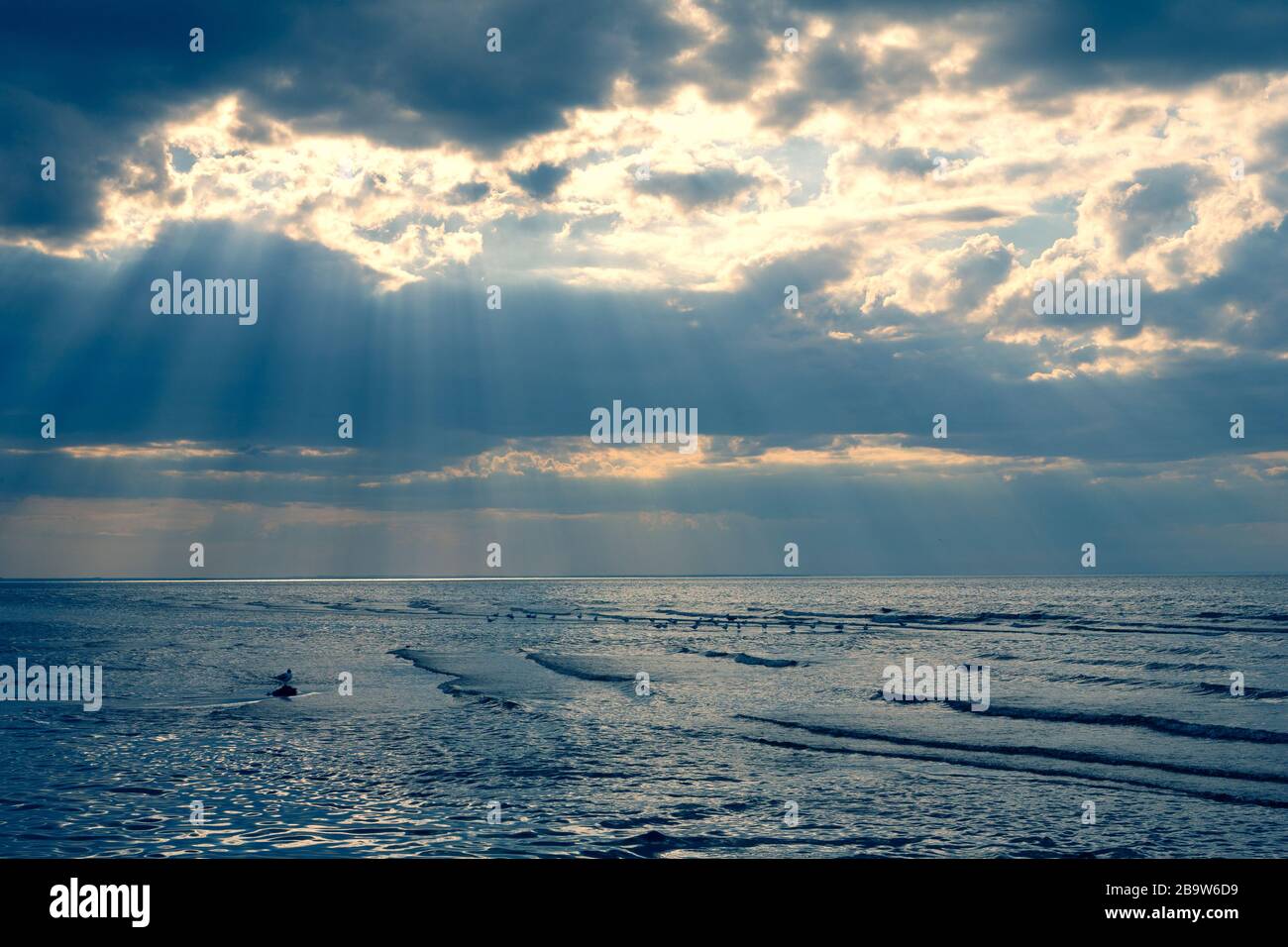 Light rays streaming through clouds hi-res stock photography and images ...