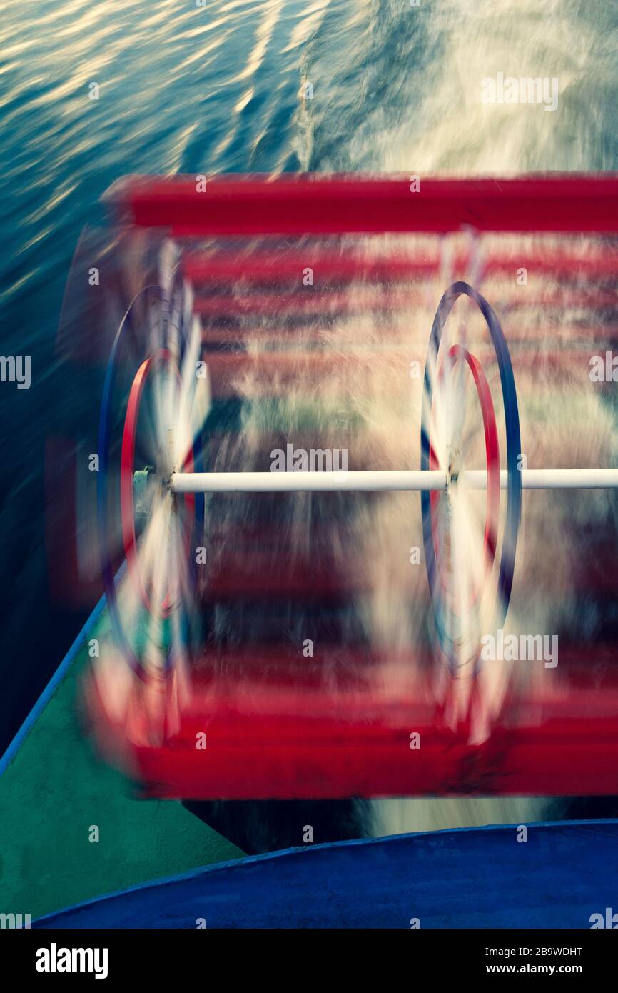 Wheel of a vintage pleasure river boat Stock Photo - Alamy