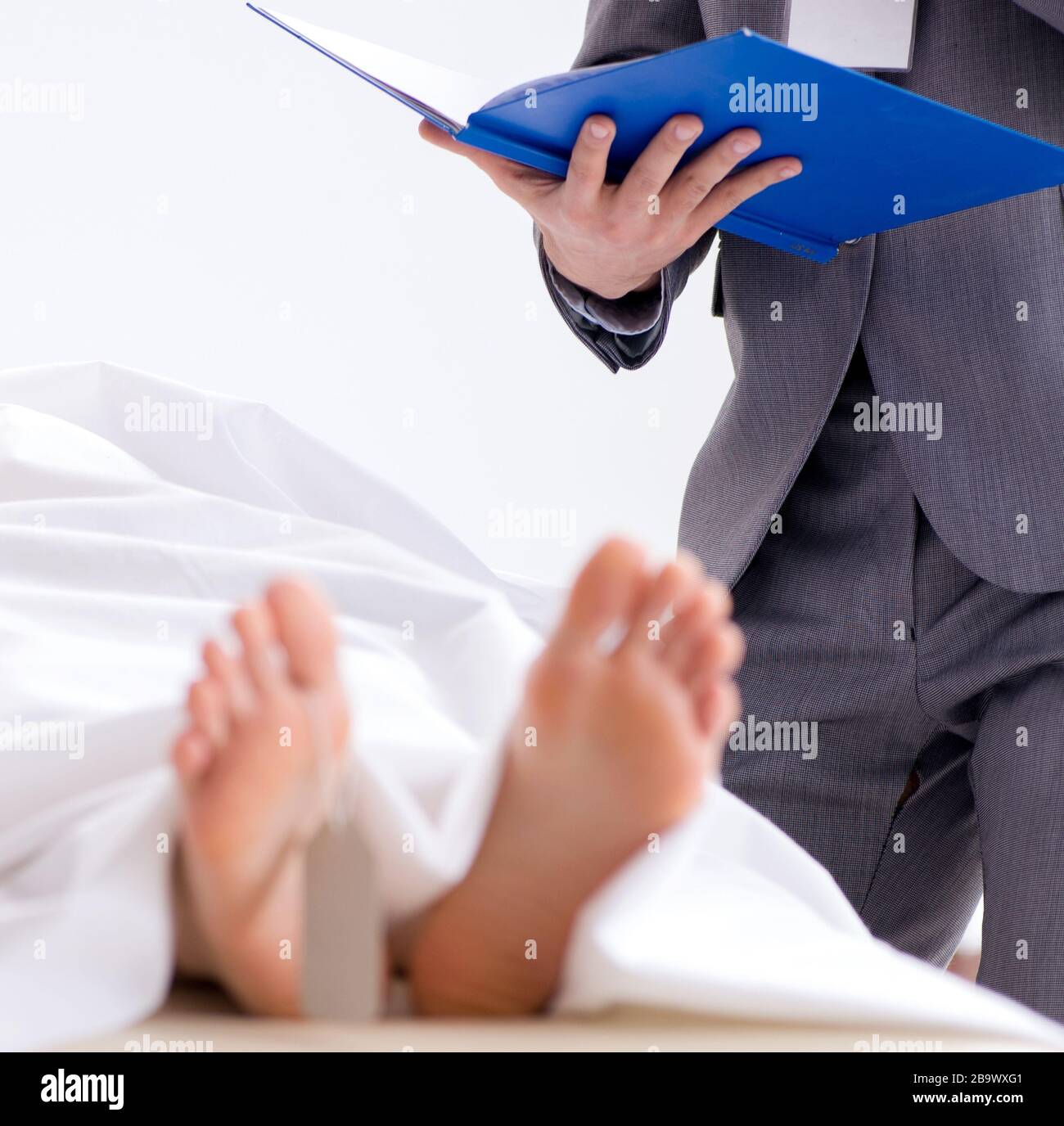 Police coroner examining dead body corpse in morgue Stock Photo - Alamy