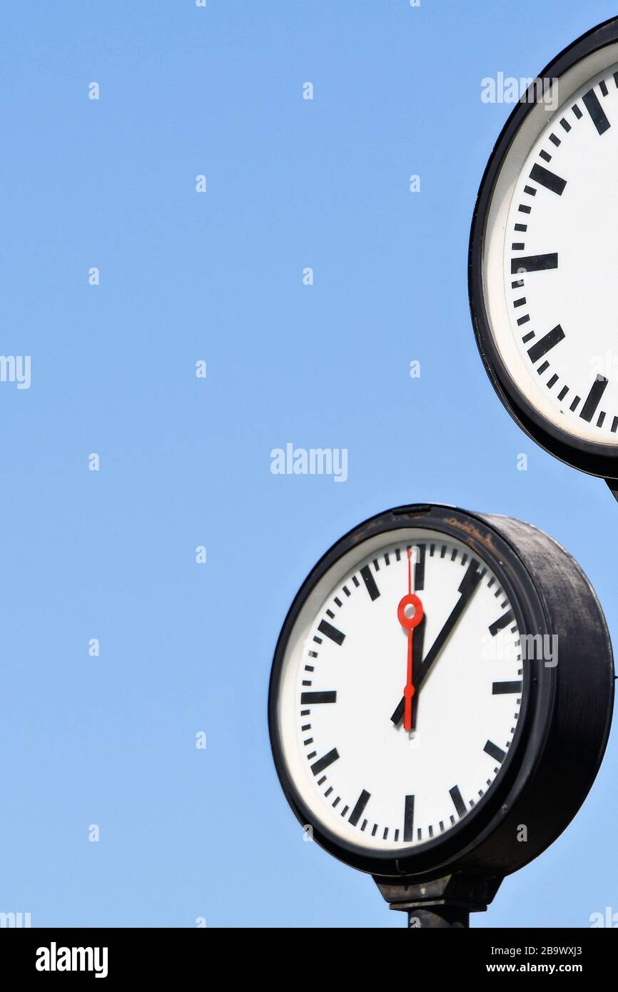 Uhr installation hi-res stock photography and images - Alamy