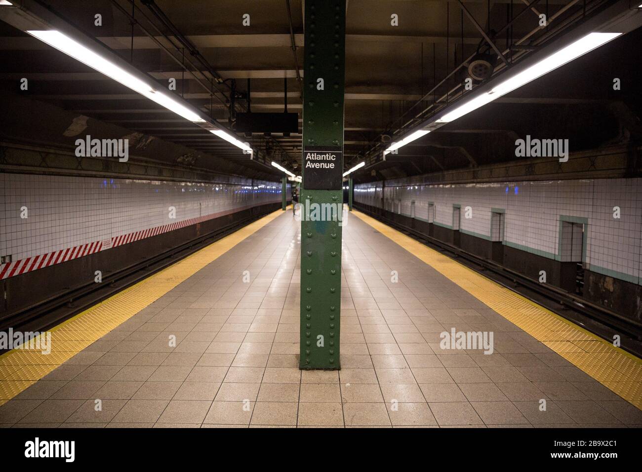 Empty subway platform hi-res stock photography and images - Alamy
