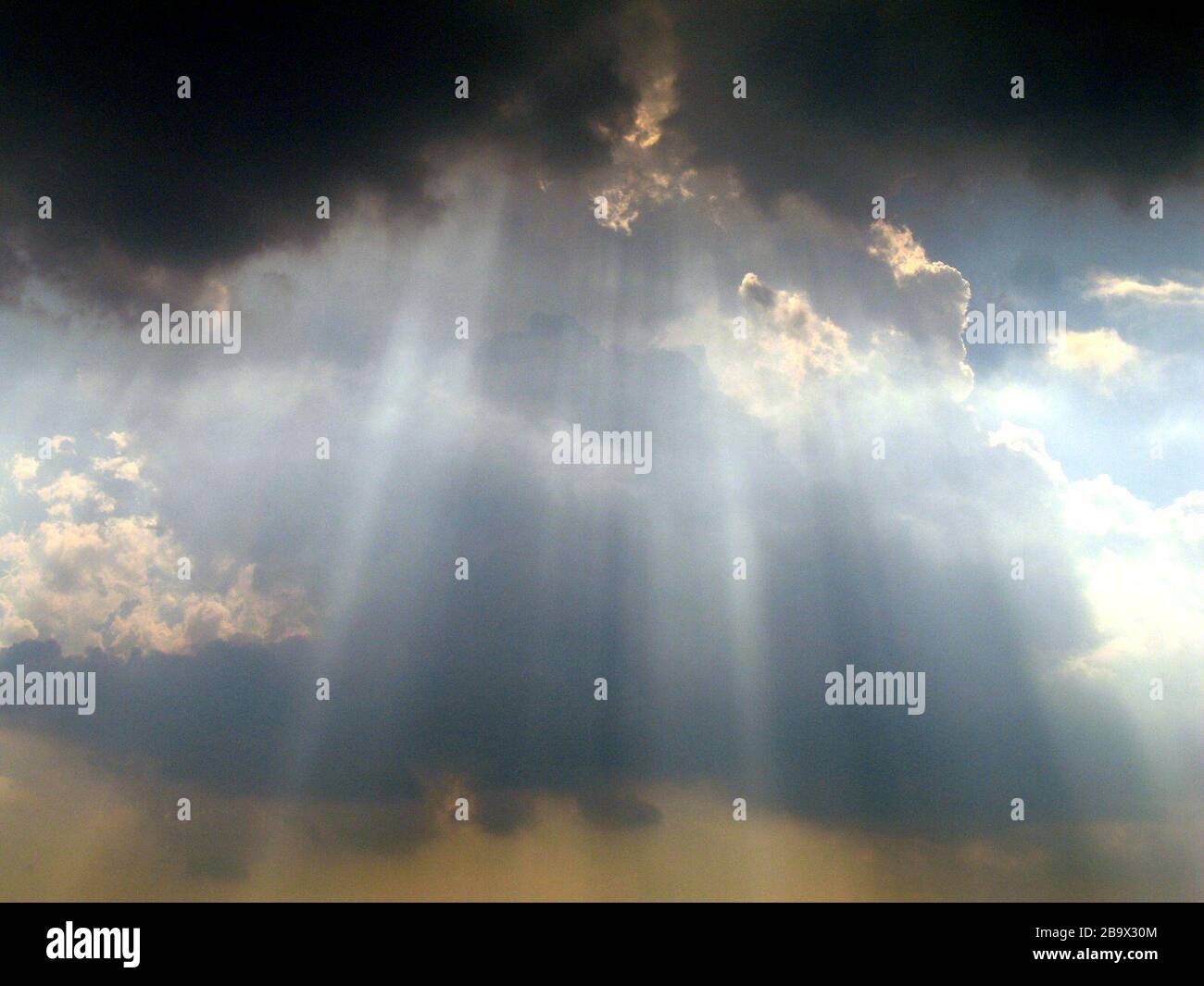 Rays of light shining through clouds hi-res stock photography and ...