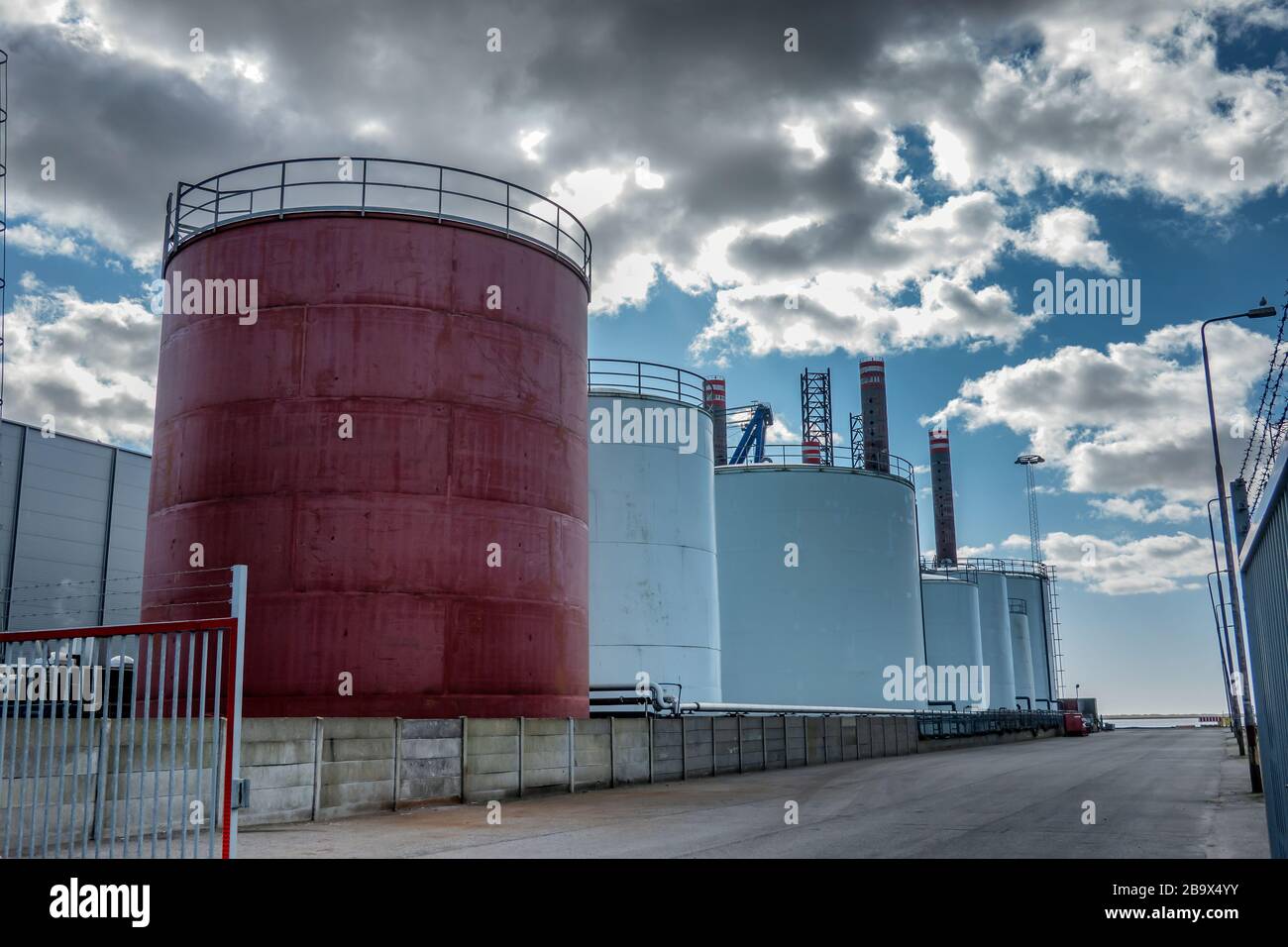 Oil tanks in harbour hi-res stock photography and images - Alamy