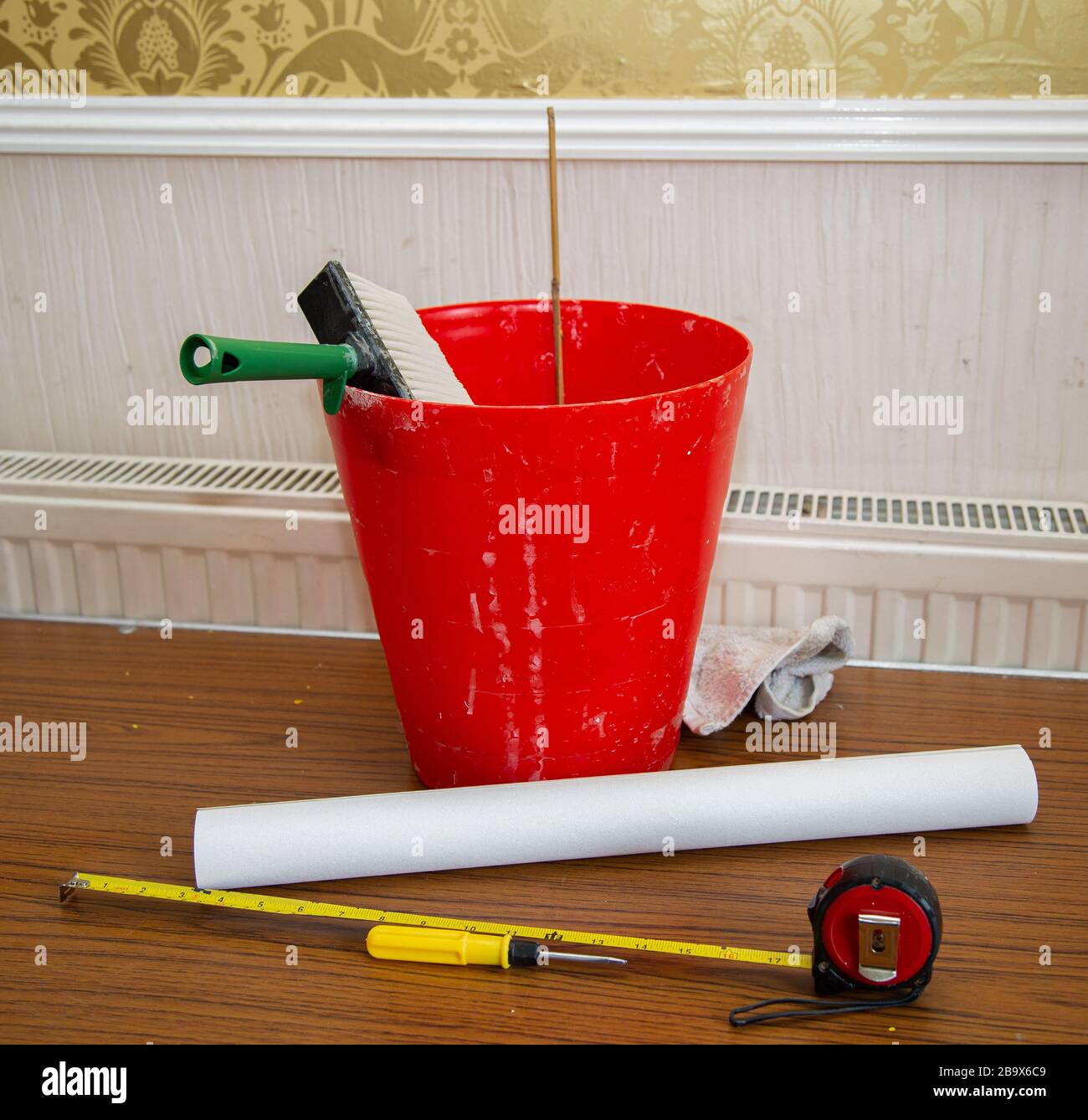 Wallpaper paste bucket hi-res stock photography and images - Alamy