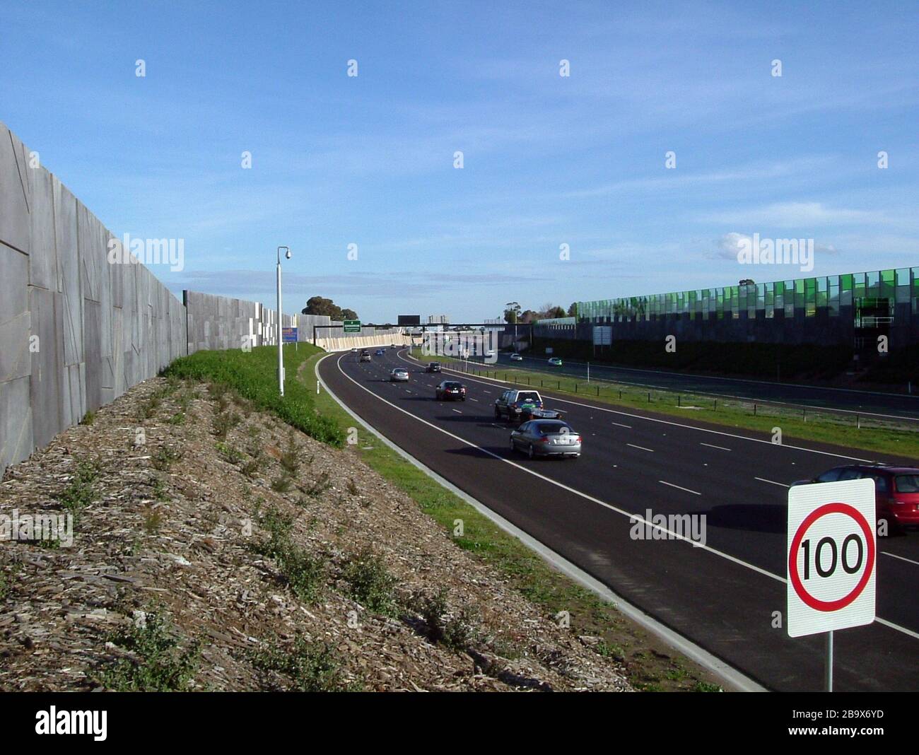 100km speed sign hi-res stock photography and images - Alamy