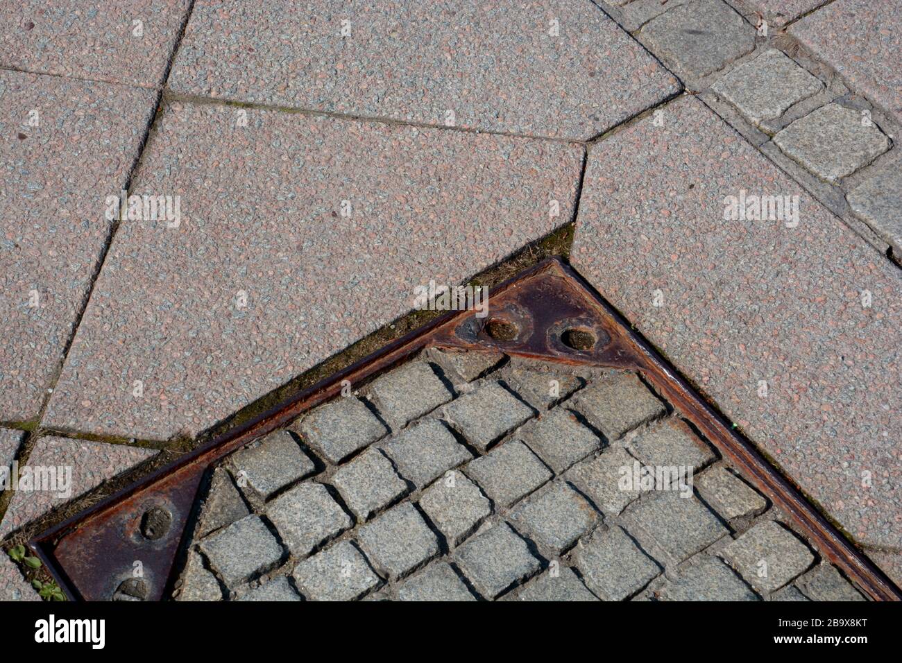 Manhole cover in cobbled street hi-res stock photography and images - Alamy