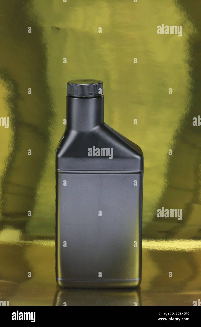 Bottle of motor oil for engine lubricantion Stock Photo - Alamy