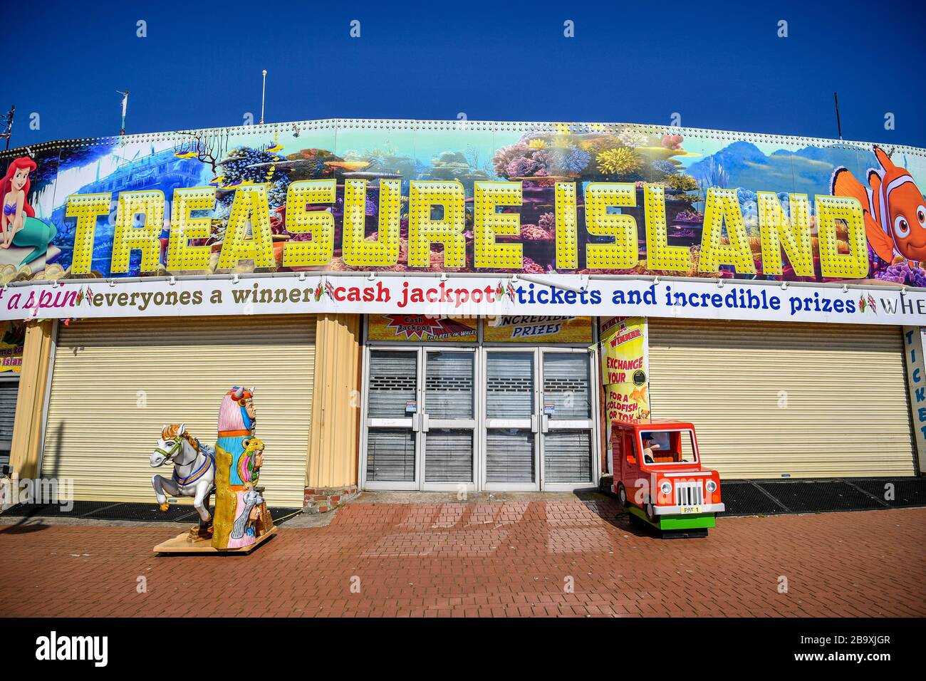 Closed amusement arcade barry island hi-res stock photography and ...