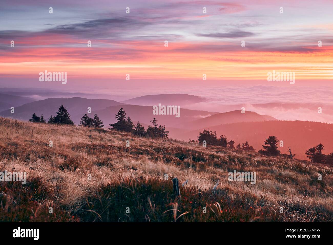 Cloud above mountains hi-res stock photography and images - Alamy