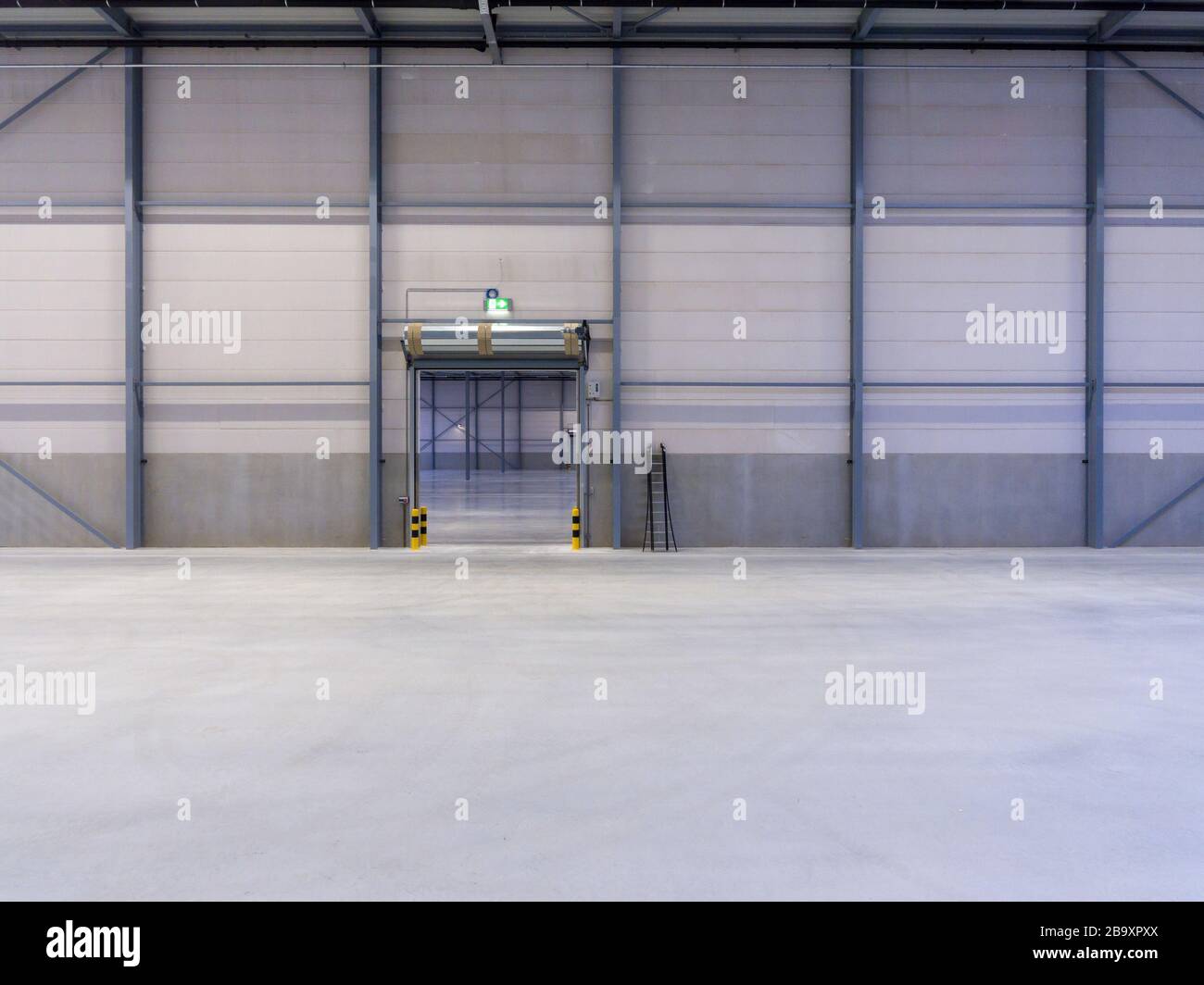 Warehouse exterior wide shot hi-res stock photography and images - Alamy