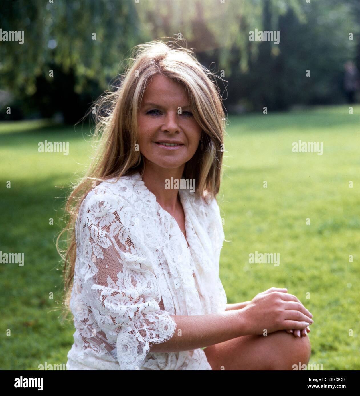 Porträt der Sängerin und jetzt legendären Schuhverkäuferin der Stars ...