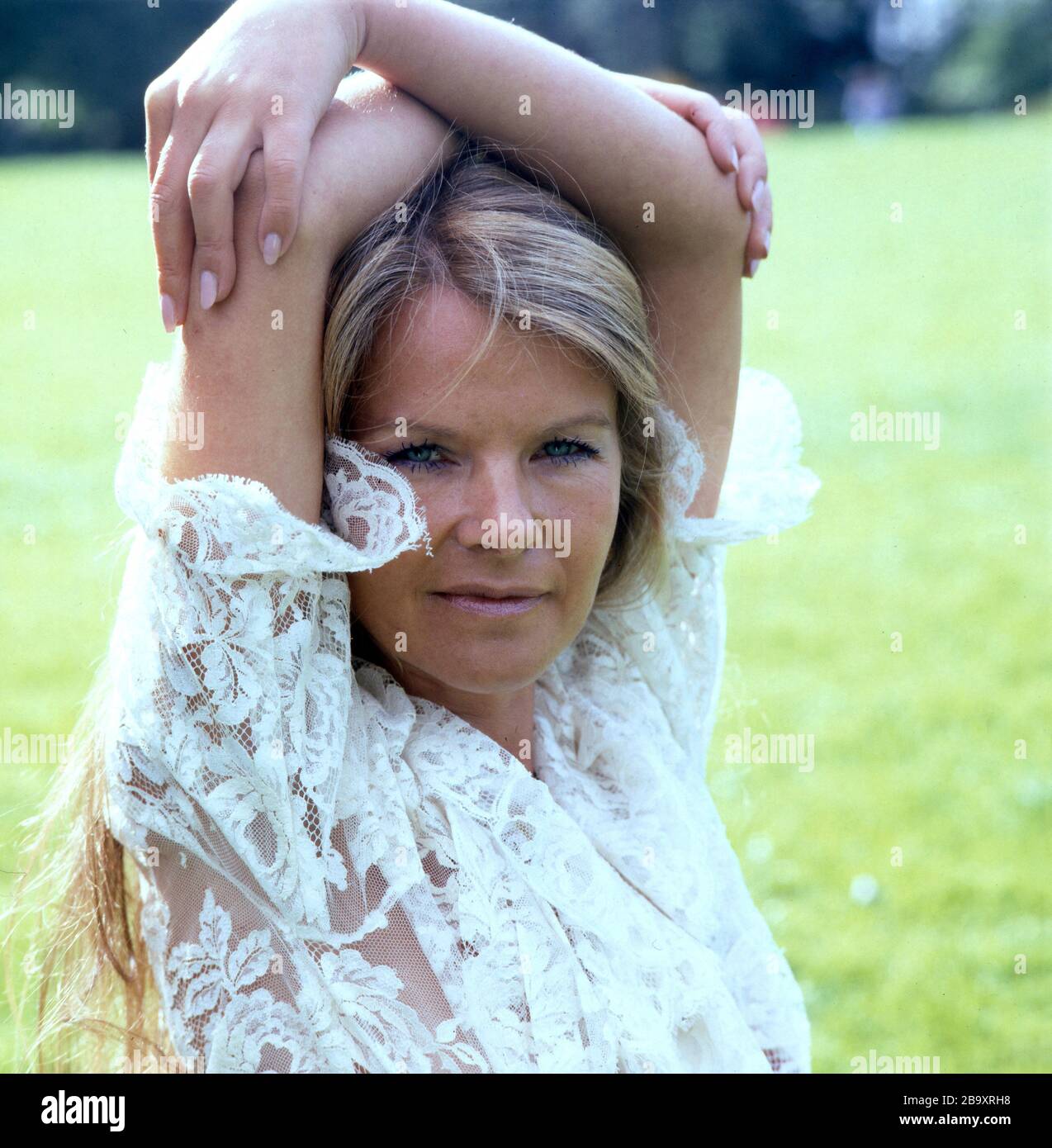 Porträt der Sängerin und jetzt legendären Schuhverkäuferin der Stars ...