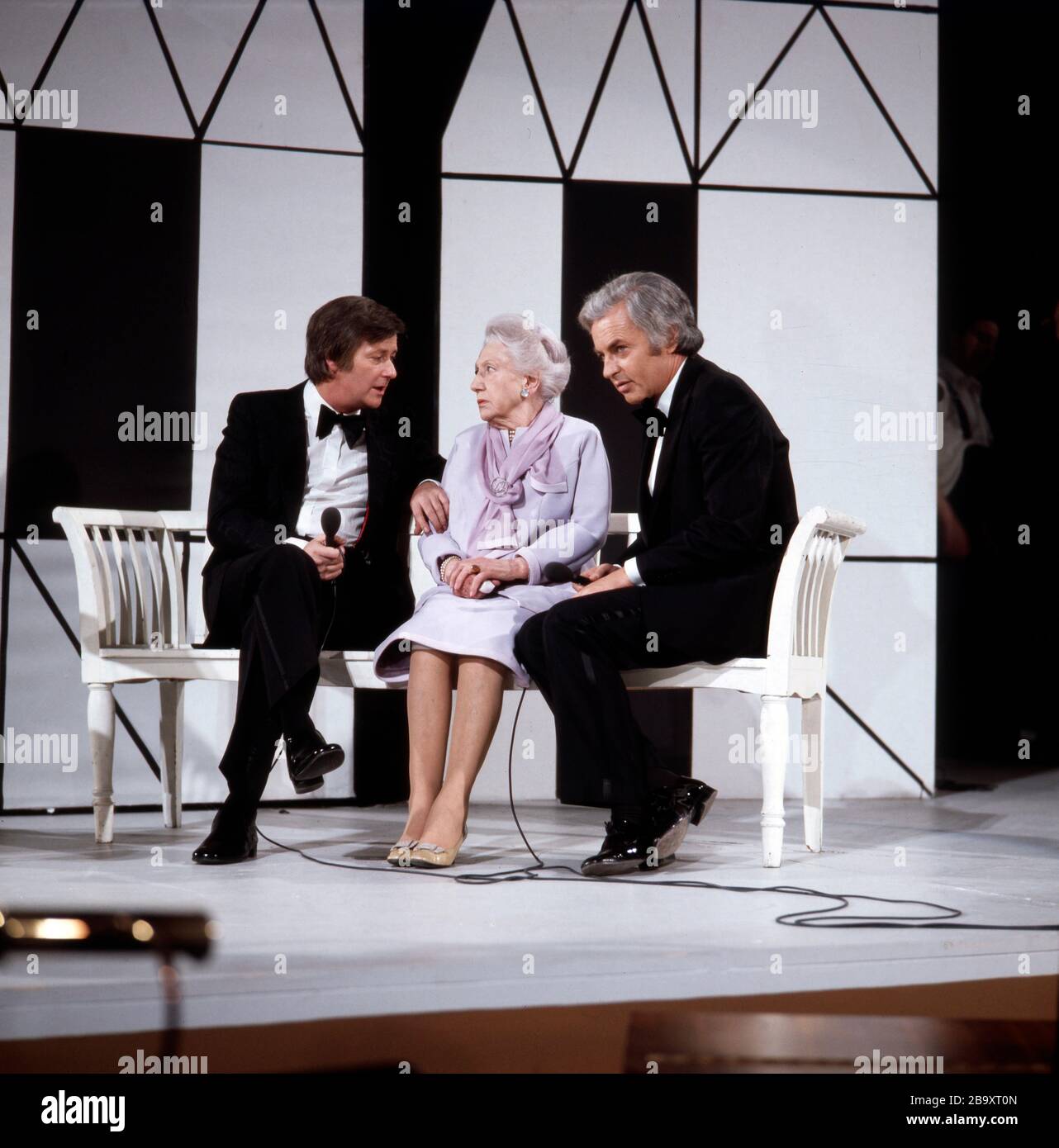 Deutsche Schauspielerin Agnes Windeck zu Gast in einer Fernsehshow ...