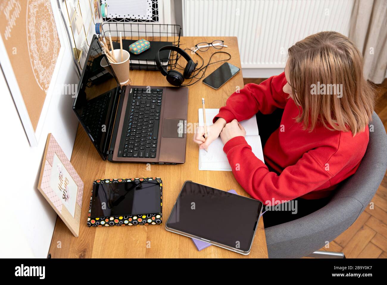 Coronavirus quarantine concept. cute student working on a laptop at ...
