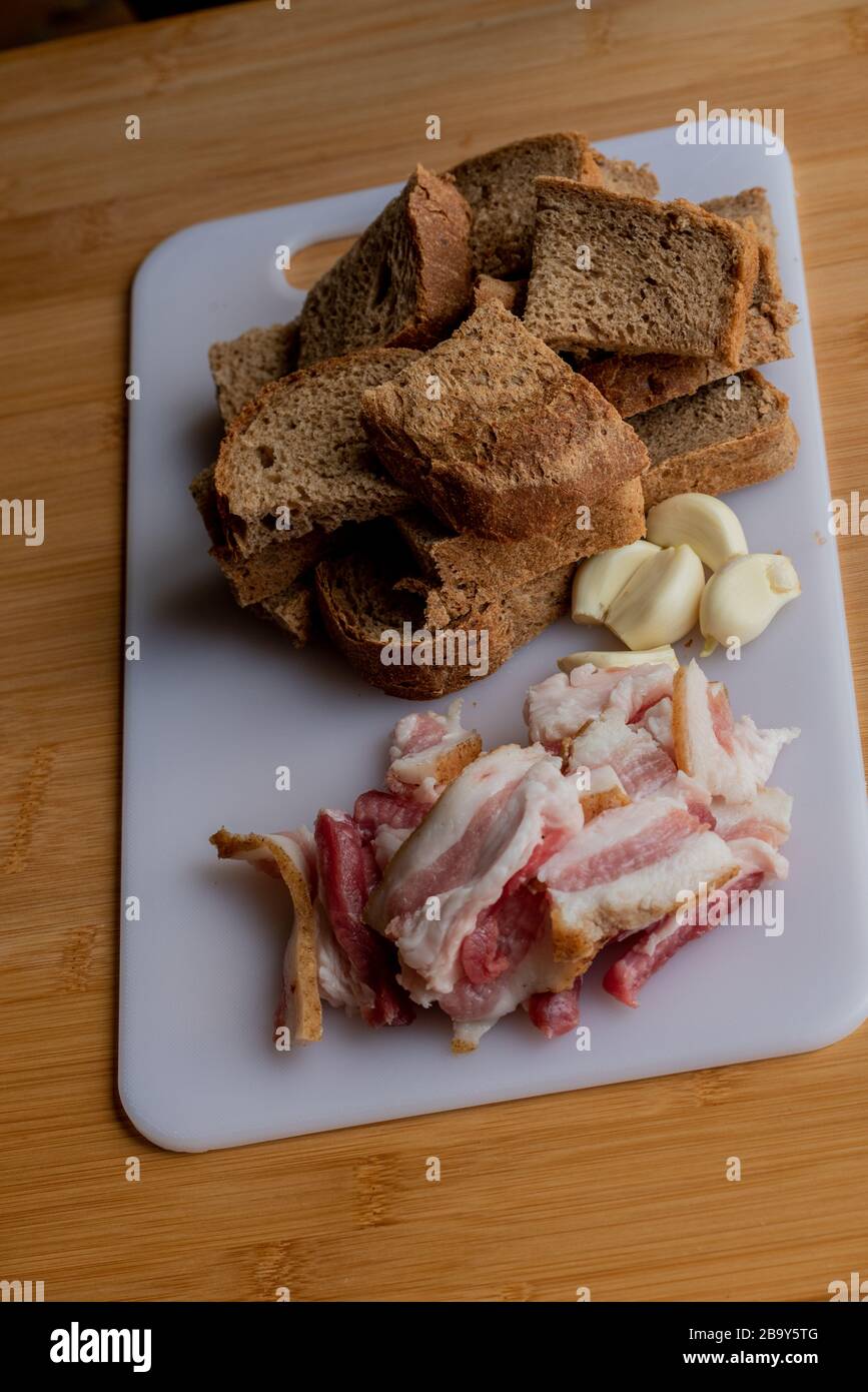 bacon with garlic. Rye bread bacon garlic. Sliced bacon, garlic and ...