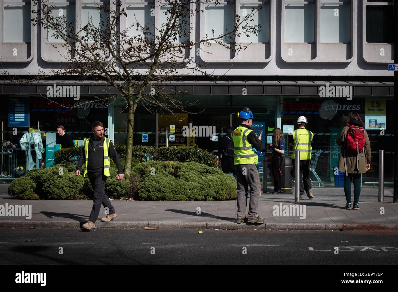 Manchester, UK. 25th Mar, 2020. Construction workers practice social ...