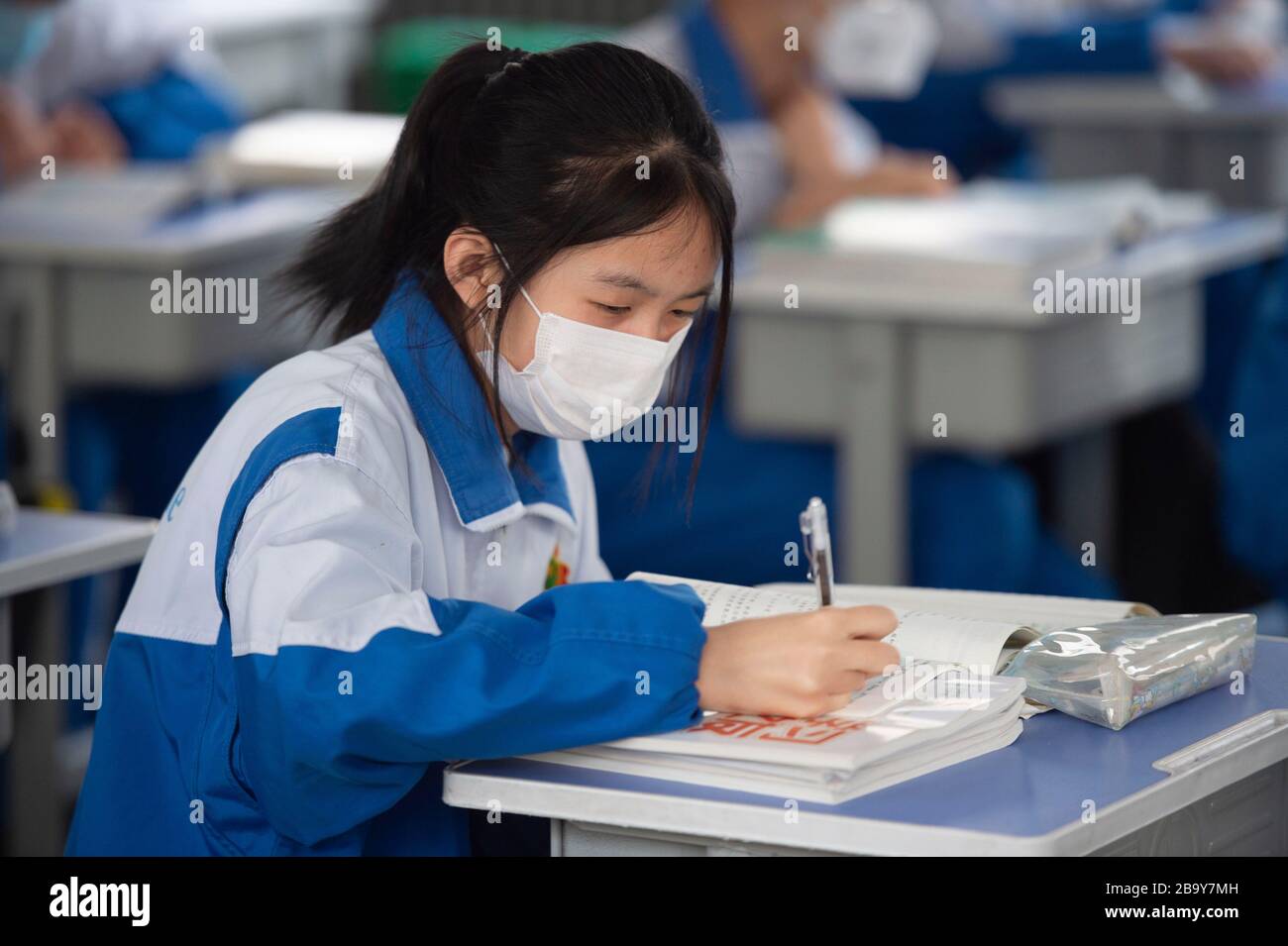 High school student wearing mask hi-res stock photography and images ...
