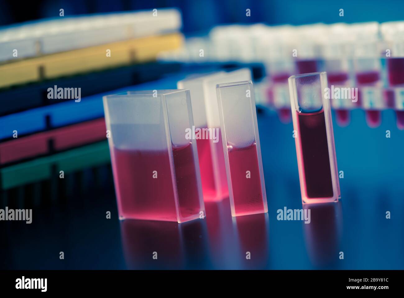 Quartz cuvette with the sample liquid for measurement Stock Photo - Alamy