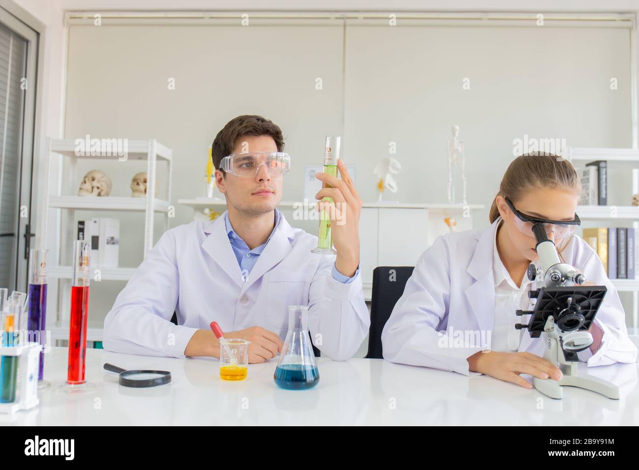 Teamwork science hi-res stock photography and images - Alamy