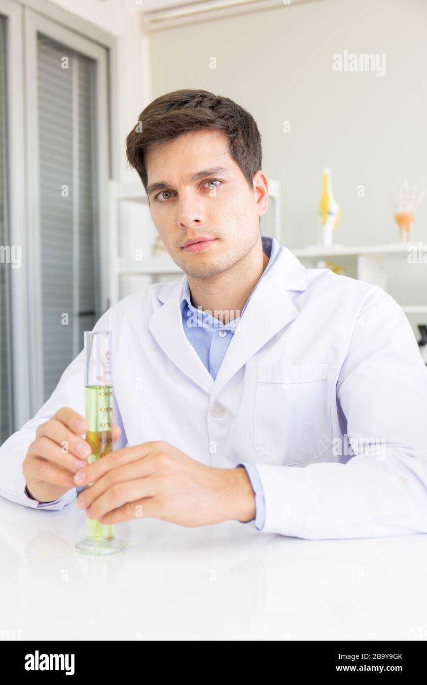 Females in science hi-res stock photography and images - Alamy