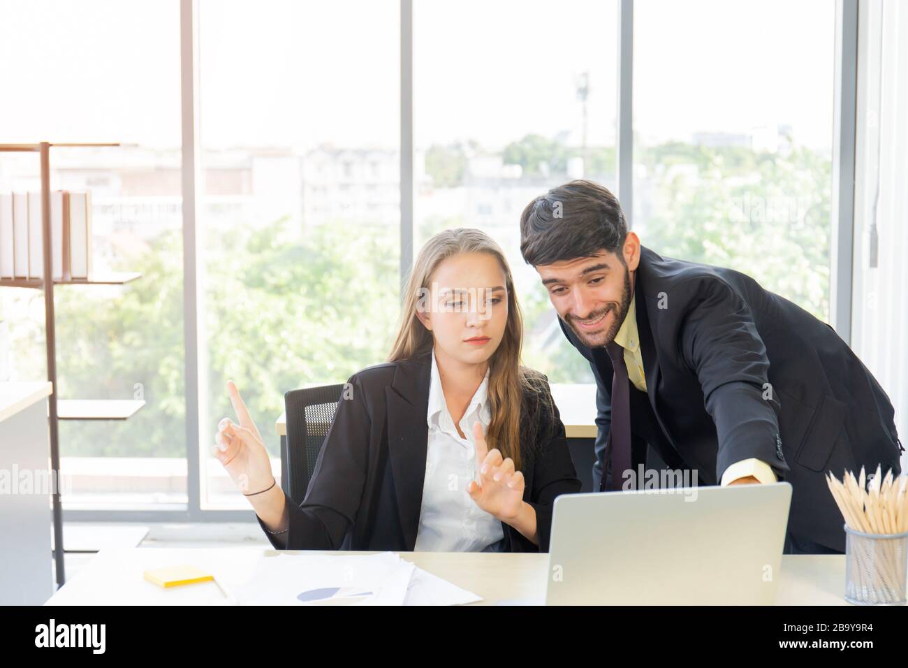 Laptops at desks group hi-res stock photography and images - Alamy