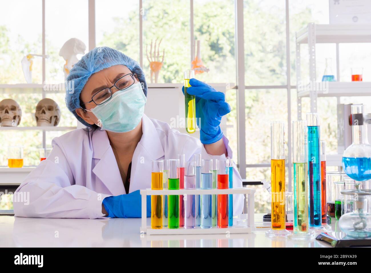 Asian female lab technician hi-res stock photography and images - Alamy