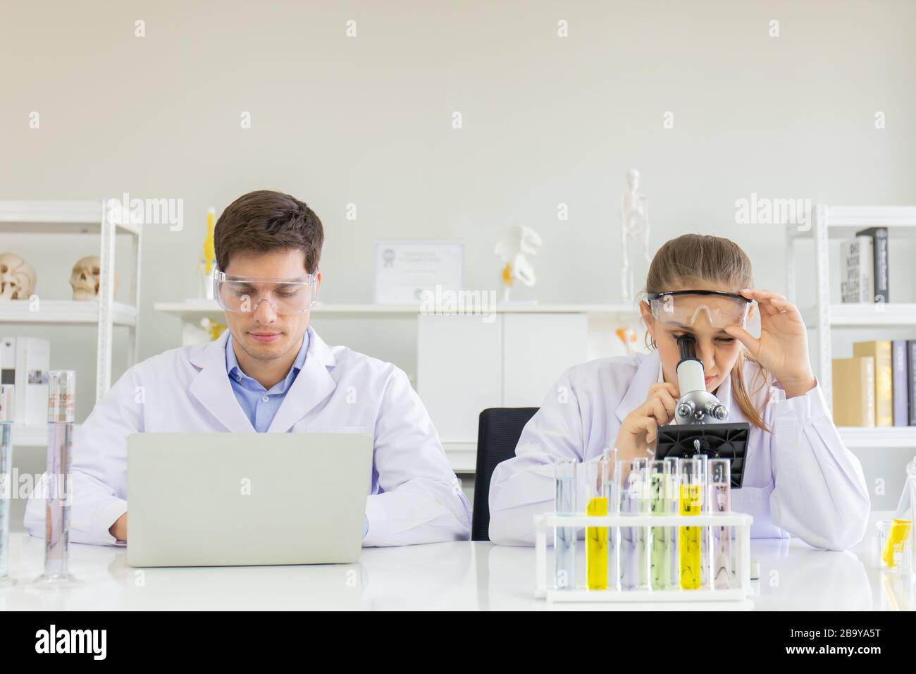 Scientist working lab hi-res stock photography and images - Alamy