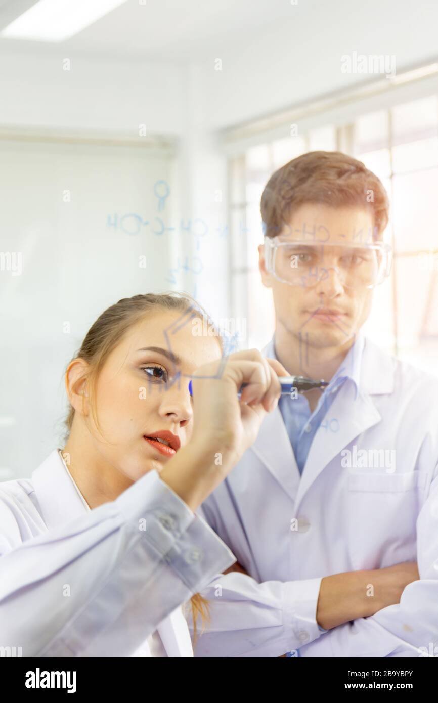 Smart scientists hi-res stock photography and images - Alamy