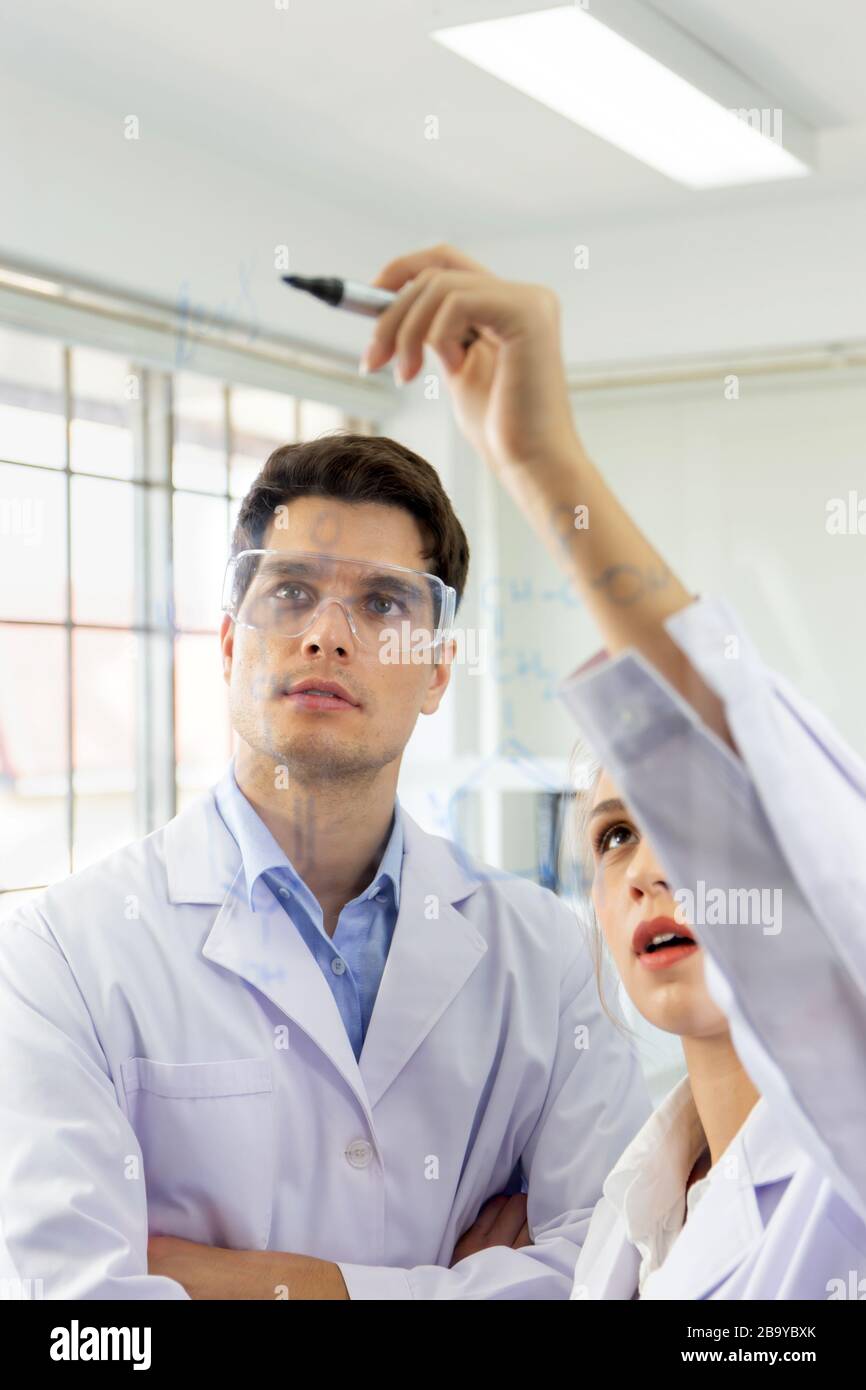 Smart scientists hi-res stock photography and images - Alamy