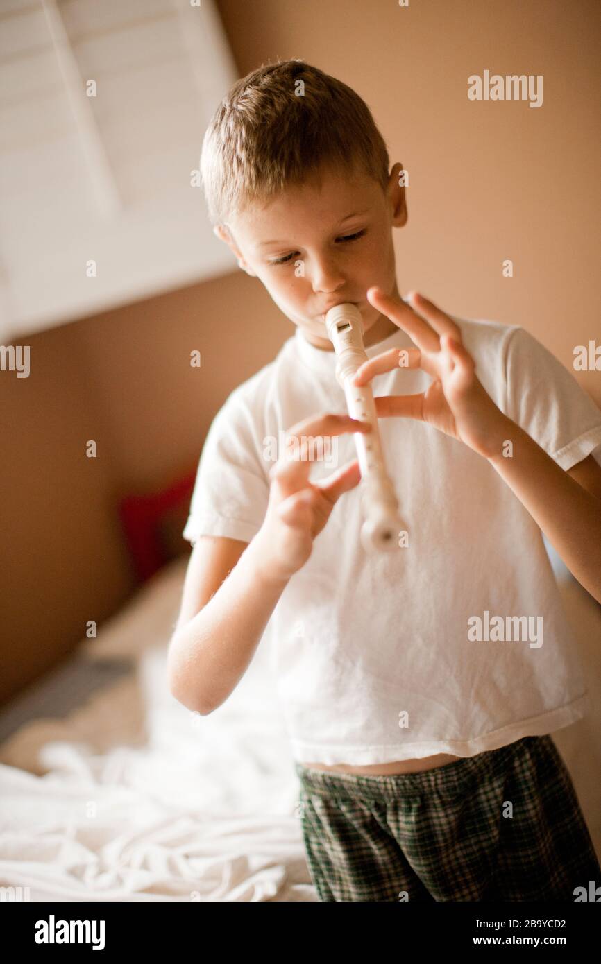 Children playing recorders hi-res stock photography and images - Alamy
