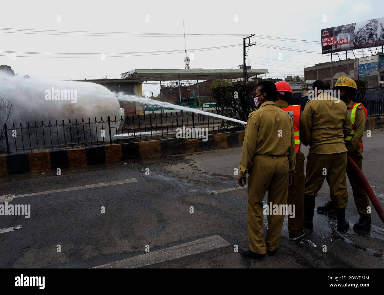 Lahore, Pakistan. 25th Mar, 2020. Pakistani firefighters use water ...
