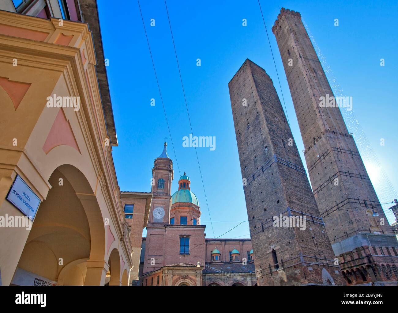 Torre degli asinelli hi-res stock photography and images - Alamy