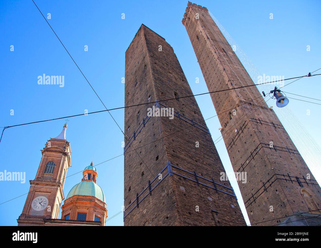Torre degli Asinelli towers, Bologna, Emilia Romagna, Italy Stock Photo ...