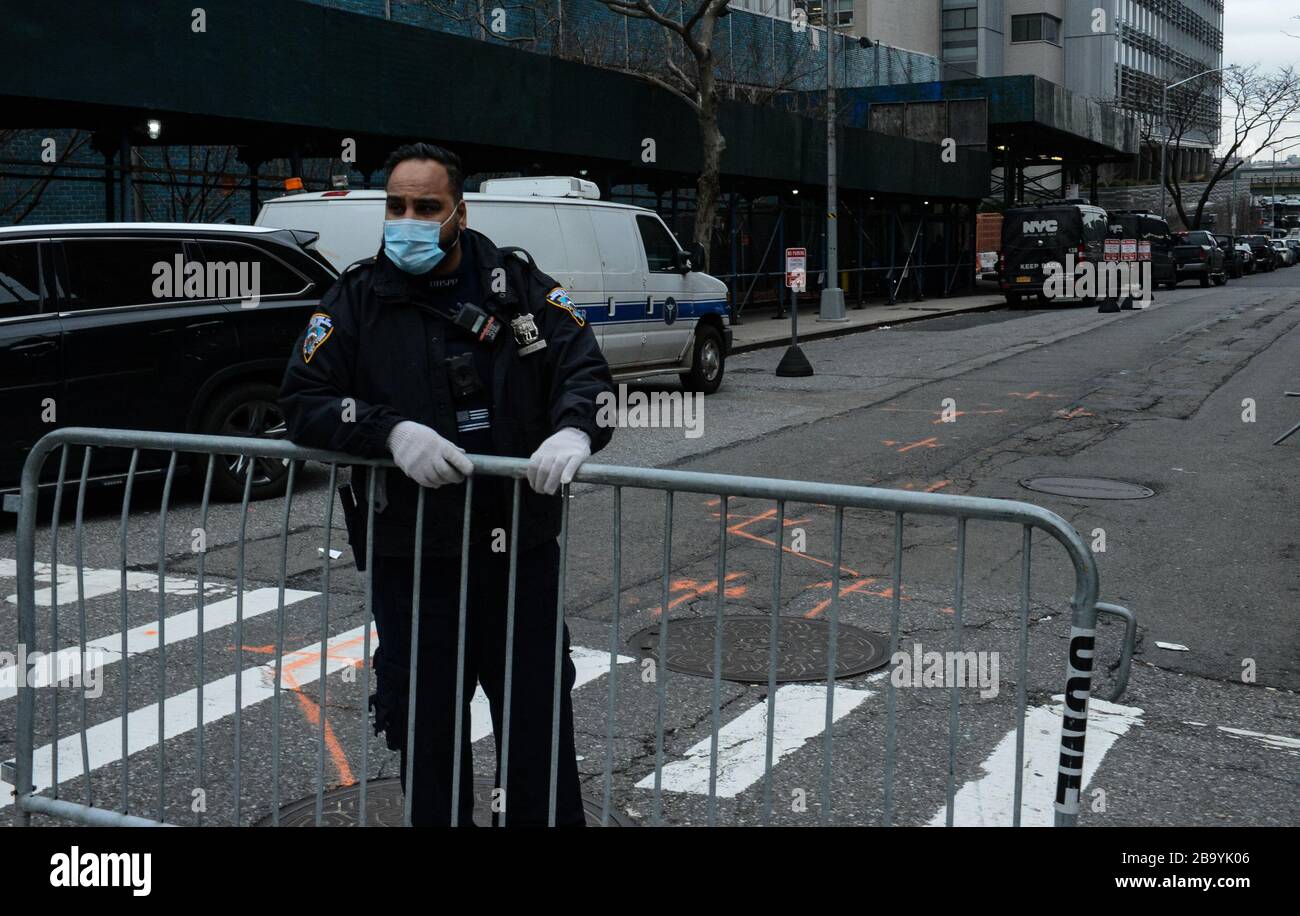 New York, USA. 25th Mar, 2020. NYPD securing at the Makeshift morgue ...