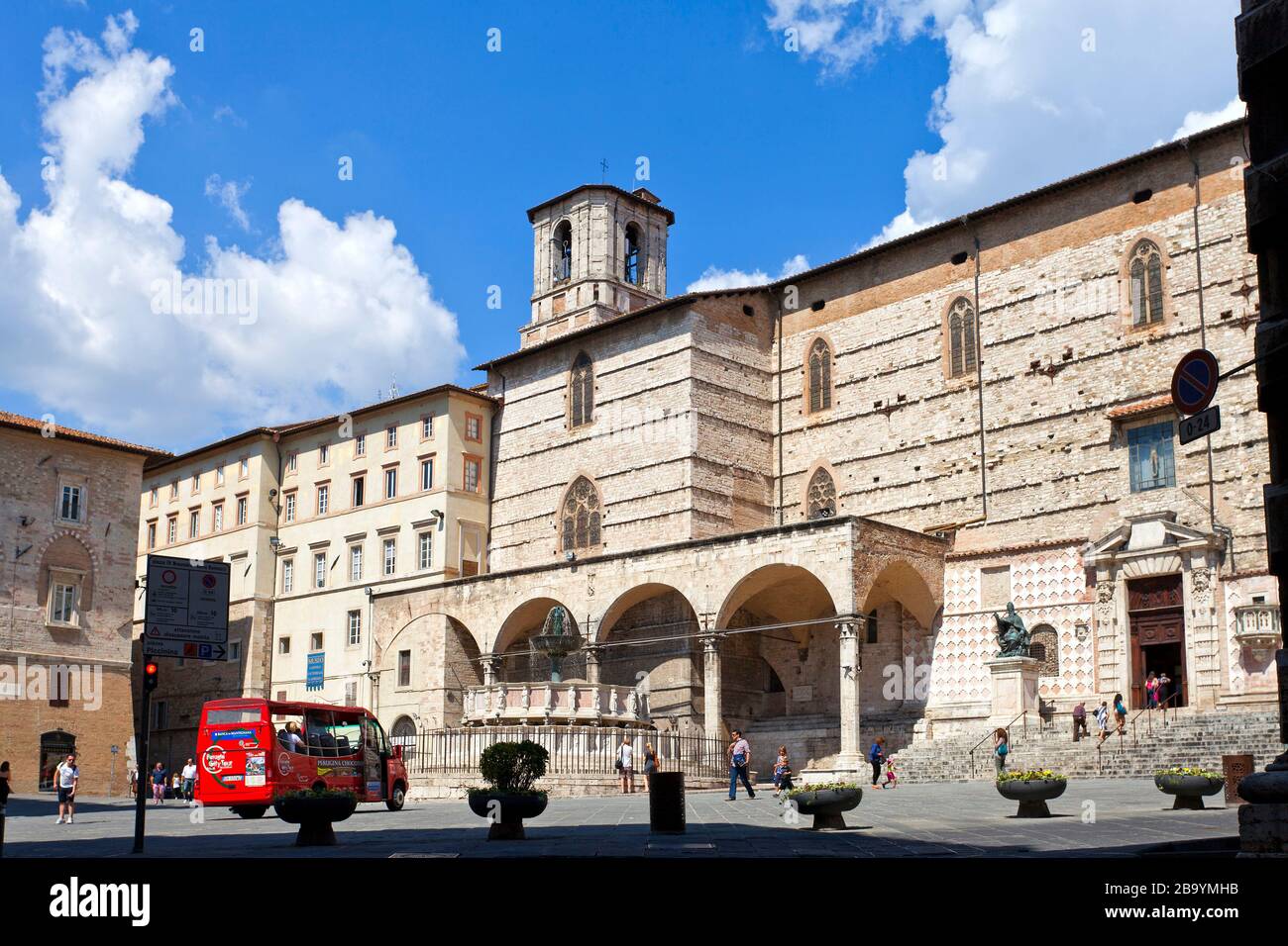 San lorenzo cathedral and fontana maggiore hi-res stock photography and ...